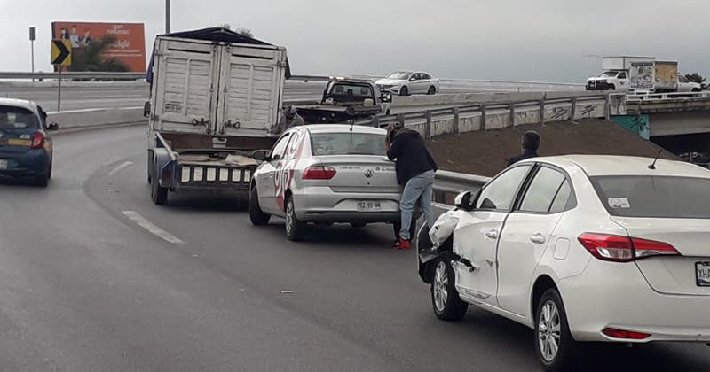 Carro choca con remolque en distribuidor vial – Sentido Común